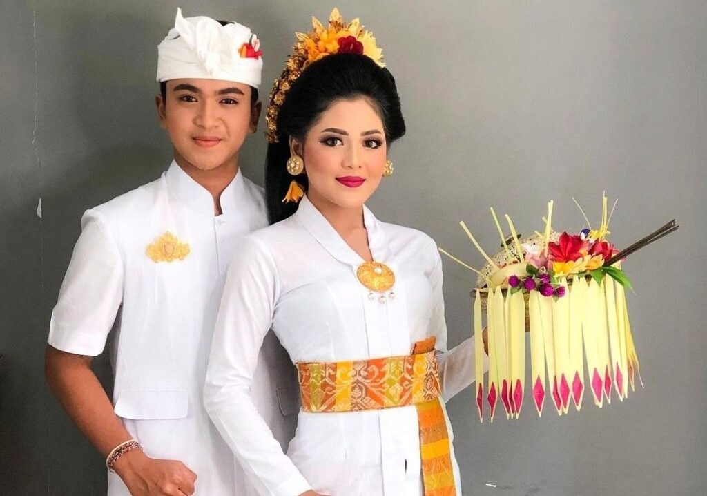 Pertama Kali Pakai Baju Adat Bali: Pengalaman Berkesan